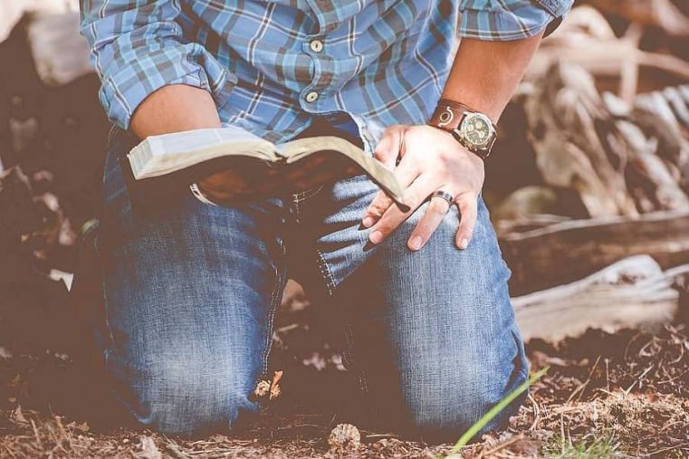 How To Study The Bible For Beginners (20 Easy Steps)